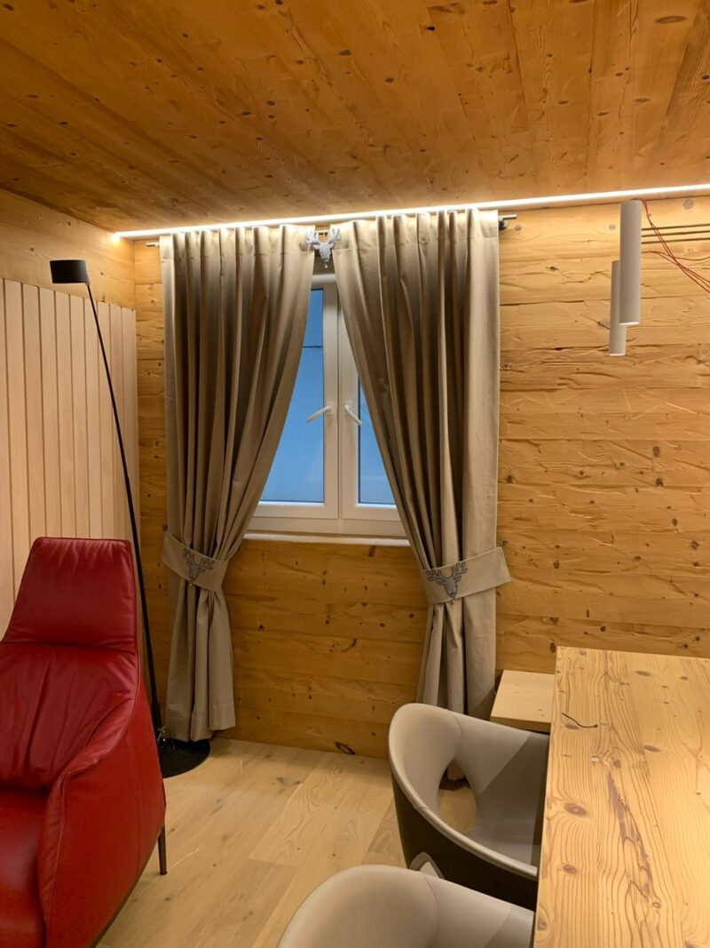 Tende su misura per casa in montagna | Artigianato Sorelle Milesi